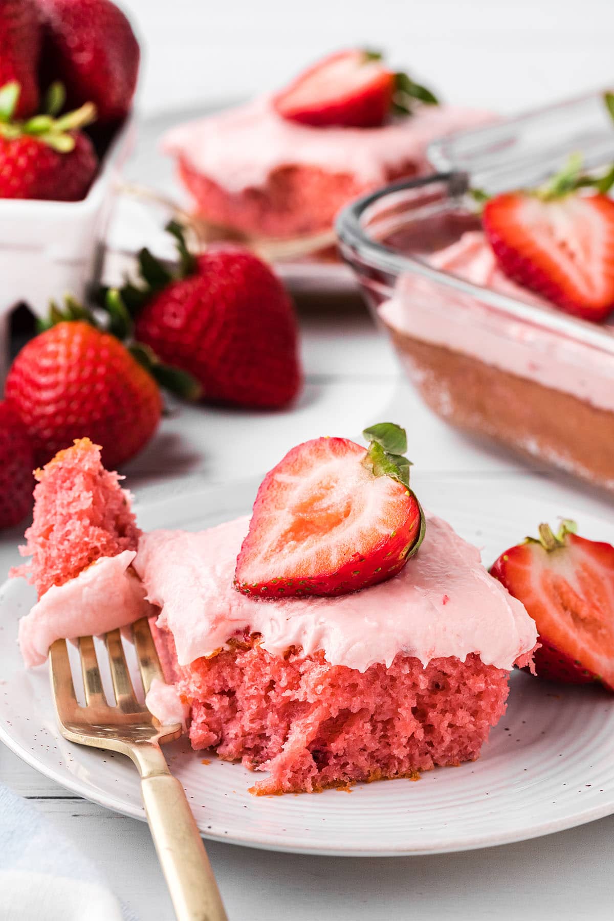 Easy Strawberry Cake - TidyMom®