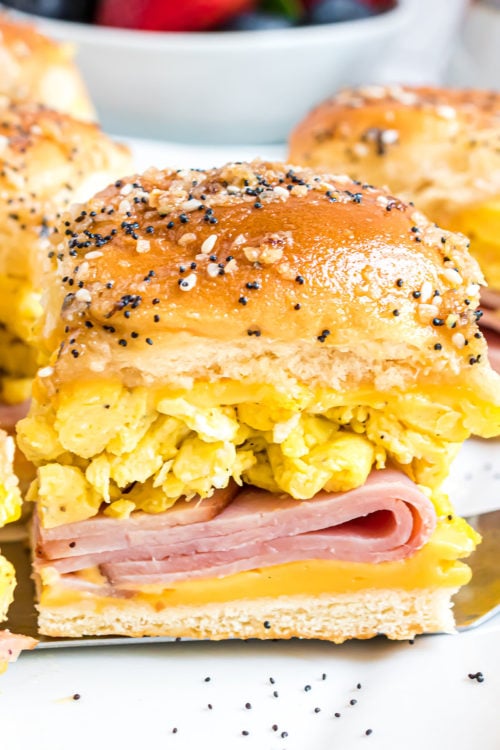 Cheesy Breakfast Sliders With Ham And Eggs - TidyMom®